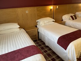 Quarto família | Roupas de cama de algodão egípcio, frigobar, cofres nos quartos