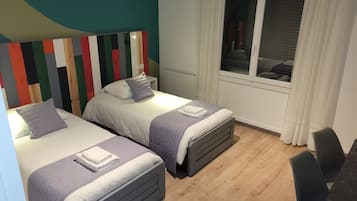 Quarto Twin Clássico, 2 camas individuais | Secretária, quartos insonorizados, berços/camas para crianças grátis