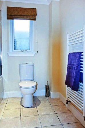 Quarto Duplo Standard, casa de banho anexa | Casa de banho | Artigos de higiene pessoal grátis, roupões, toalhas fornecidas