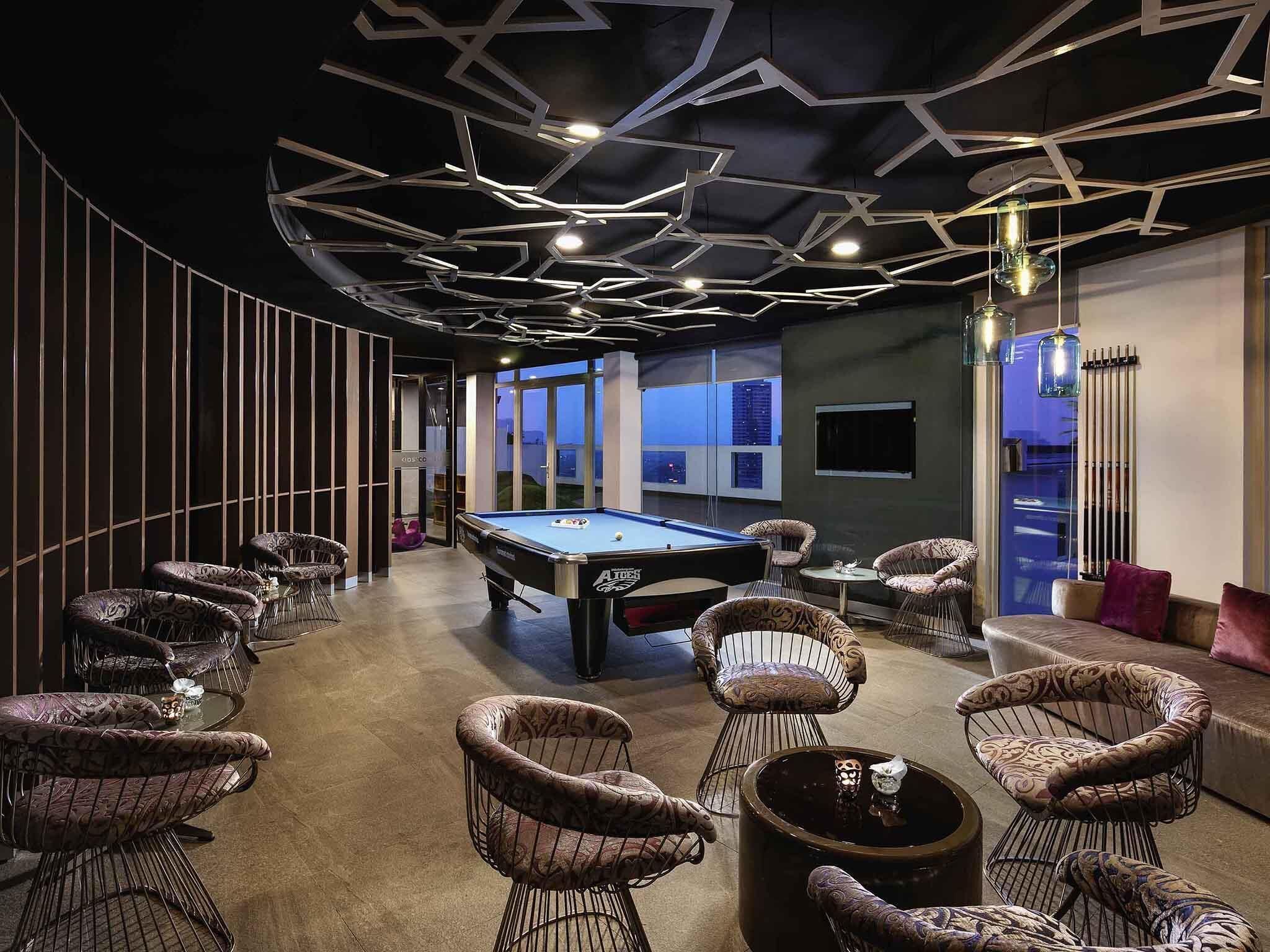 3 bares/lounges, bar na cobertura, saguão/lounge