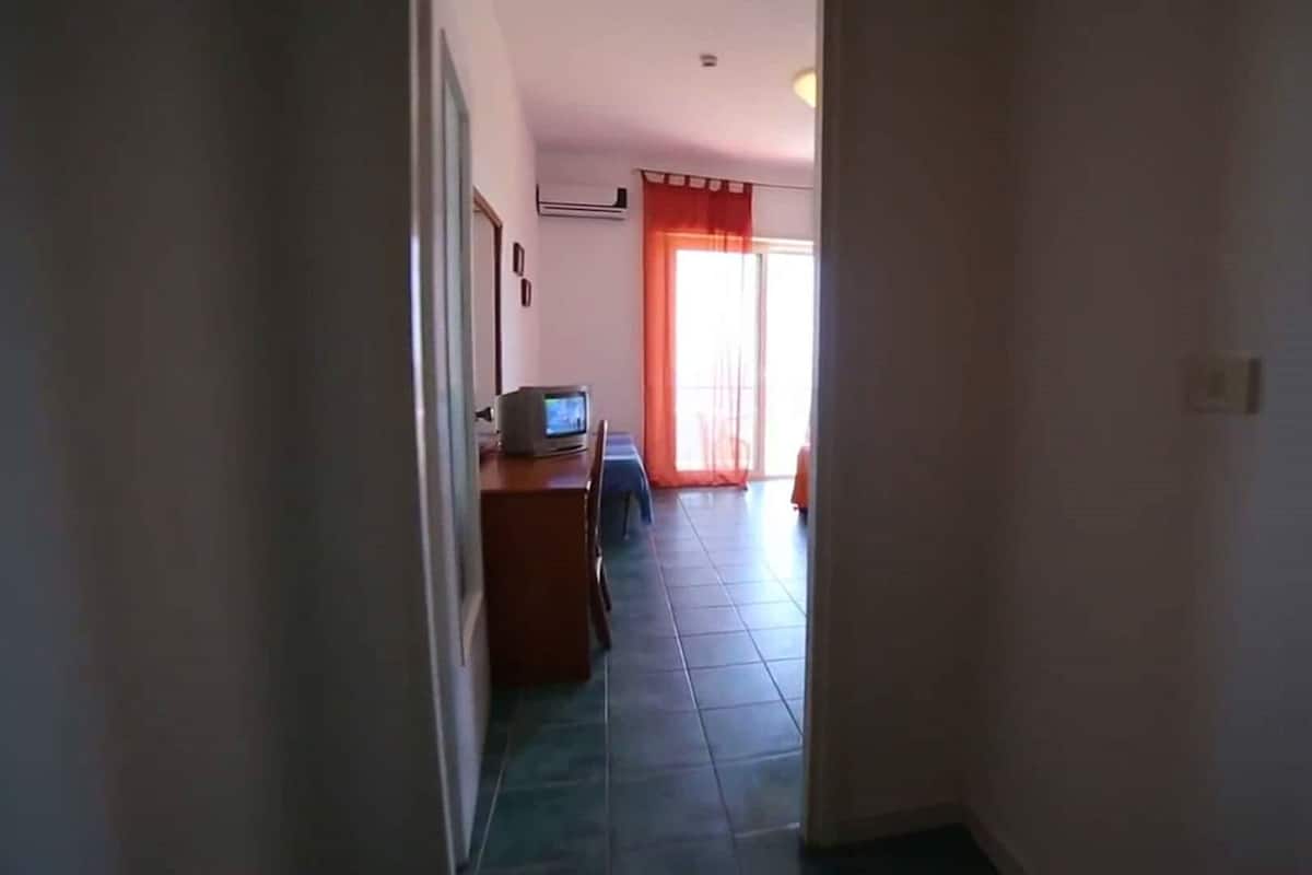 Frigobar, roupa de cama