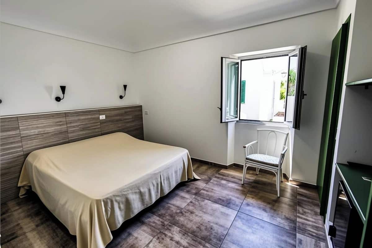 Cofre no quarto, berços/camas para crianças grátis