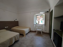 Cofre no quarto, berços/camas para crianças grátis