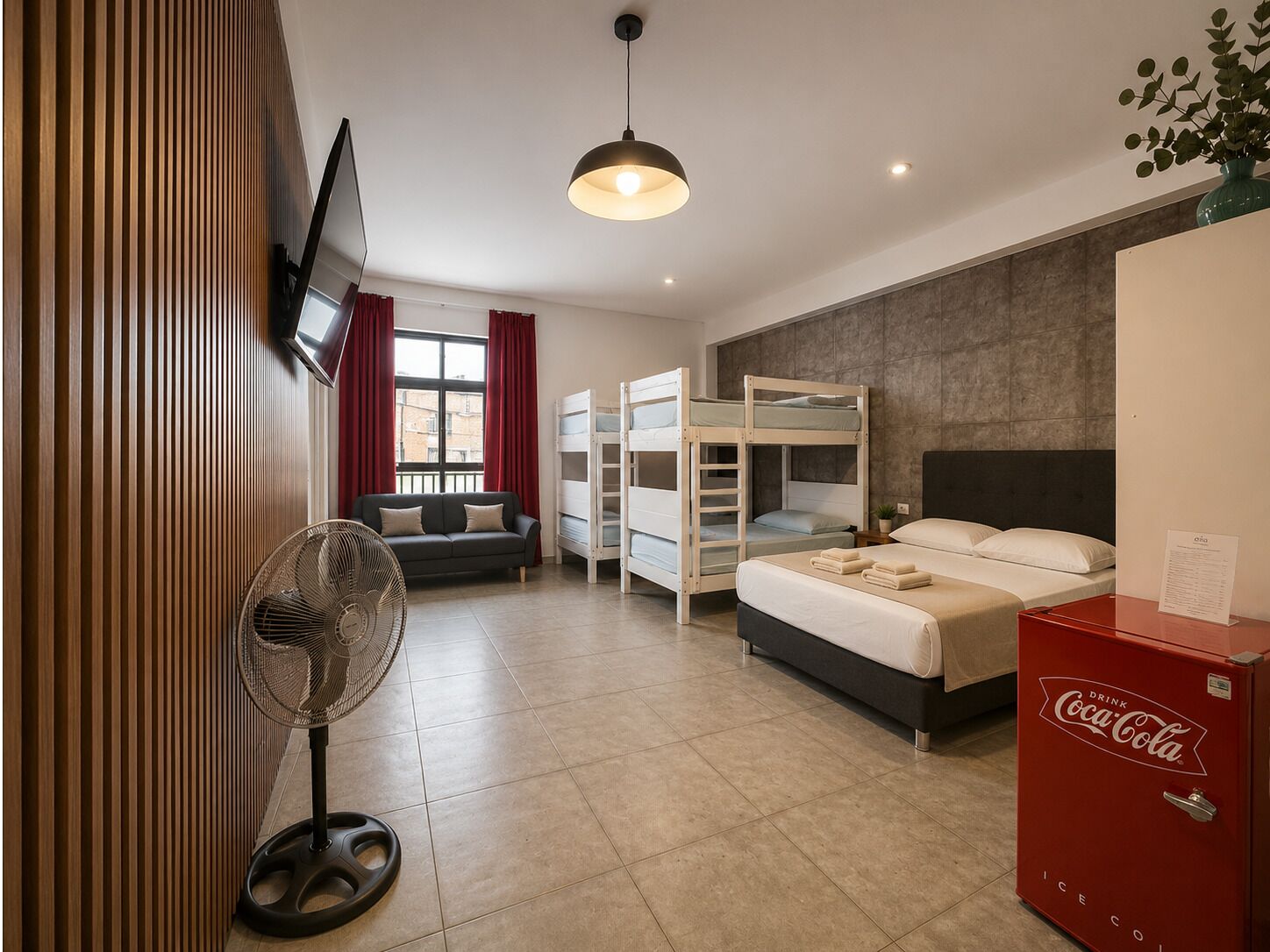 Quarto Familiar, várias camas, casa de banho anexa | Wi-fi grátis, roupa de cama fornecida 