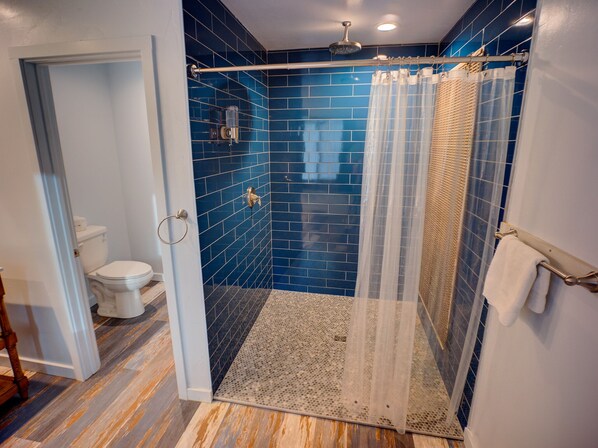 Quarto casal romântico | Banheiro | Chuveiro/banheira combinados 