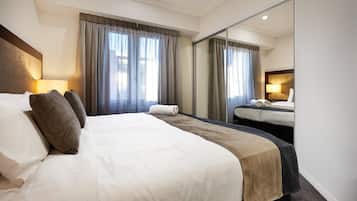 1 quarto, roupa de alta qualidade, cofre no quarto, secretária