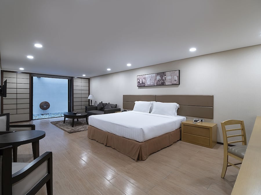 Suite Empresarial (A) | Minibar, cofre no quarto, secretária