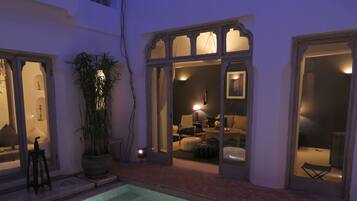 Piscina interior, piscina exterior