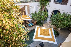 Piscina externa, espreguiçadeiras