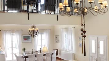 Villa de Luxo, 3 quartos, fumadores, vista para a piscina | Sala | TV de ecrã plano