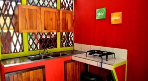 Bungalow Standard, 2 quartos | Kitchenette privada | Um frigorífico, uma placa de cozinha, uma máquina de lavar louça