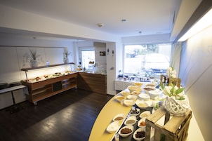 Café da manhã com buffet todos os dias mediante uma taxa