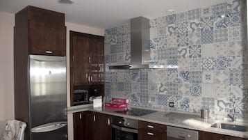 Apartamento, 2 quartos, acessível | Cozinha americana privada | Geladeira grande, micro-ondas, cooktop, lava-louças