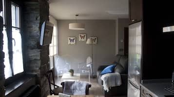 Apartamento, 2 quartos | Sala de estar | TV de tela plana