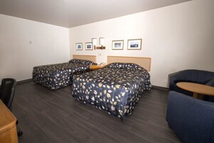 Quarto clássico, 2 camas de casal | Escrivaninha, ferros/tábuas de passar roupa, Wi-Fi de cortesia