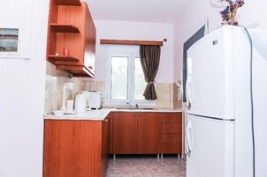 Apartamento, 2 quartos, vista para o mar | Cozinha privada | Cafeteira/chaleira, geladeira grande, cooktop, chaleira elétrica