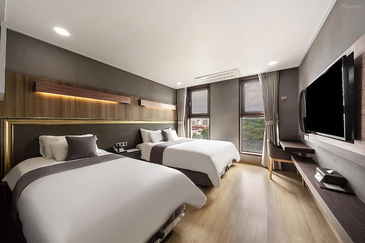Quarto Twin Deluxe | Cofre no quarto, secretária, cortinas/cortinados opacos 