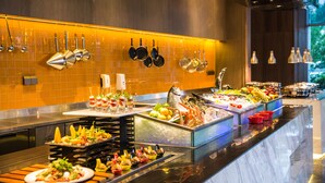 Buffet com diversos pratos e utensílios.