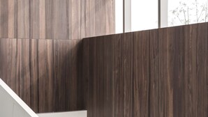 Um interior moderno com painel de madeira e grandes janelas.