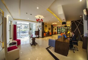 Quarto Duplo Standard | Casa de banho | Uma combinação polibã/banheira, artigos de higiene pessoal grátis 