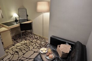 Suíte premier (2 Double OR 1 Twin and 1 Double Bed) | Área de estar | TV LCD