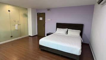 Quarto Deluxe, 1 cama king-size (With Jacuzzi) | Cofre no quarto, secretária