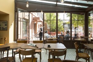 Serviço de café da manhã, culinária francesa, restaurante ao ar livre 