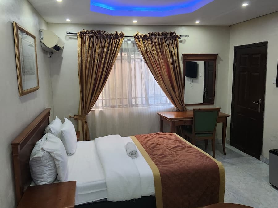 Quarto Deluxe | Minibar, cofre no quarto