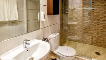 Quarto casal standard (2 Single Beds) | Banheiro | Produtos de toalete grátis, secador de cabelo, toalhas de banho