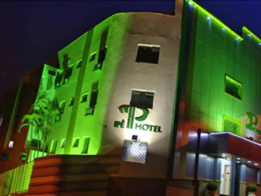 Fachada do alojamento (tarde/noite)