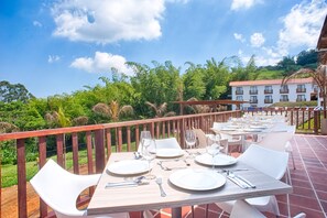 Pequenos-almoços, almoços, jantares servidos, cozinha local 