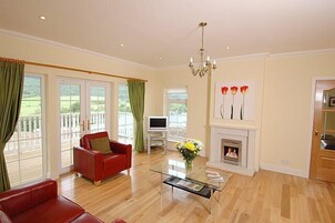 Casa standard, 5 quartos (3 king + 2 twin) | Sala de estar | TV de tela plana, DVD player