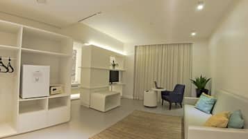 Roupa de alta qualidade, minibar, cofre com capacidade para portátil