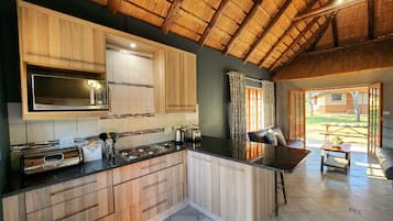 Chalé Familiar, 2 quartos, junto ao jardim (Self-catering) | Cozinha privada | Um frigorífico/congelador grande, um micro-ondas, uma placa de cozinha