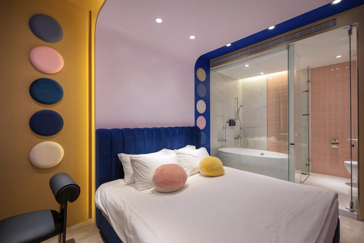 Quarto casal galeria, 1 cama Queen, para não fumantes, banheira | Individualmente decorados, individualmente mobiliados, escrivaninha