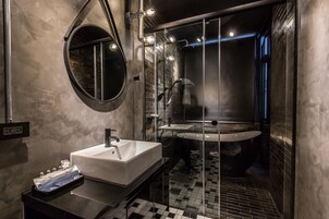 Quarto casal galeria, 1 cama Queen, para não fumantes, banheira | Banheiro | Produtos de toalete de grife, secador de cabelo, chinelos