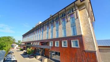 Fachada do alojamento (tarde/noite)