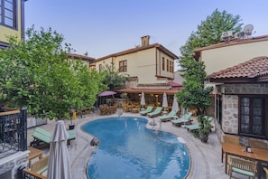 Piscina externa sazonal, guarda-sóis, espreguiçadeiras