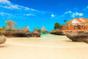 Uma praia privada, praia de areia branca, autocarro para a praia