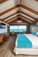 Suite Júnior, vista para o oceano | Roupa de alta qualidade, edredões de penas, camas de colchão pillowtop 