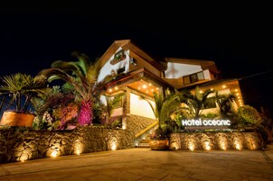 Fachada do alojamento (tarde/noite)