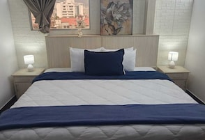 Edredons de pluma, camas com colchões pillow-top, escrivaninha