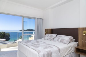 Frigobar, cofres nos quartos, escrivaninha, cortinas blackout