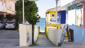 Uma rua estreita com um edifício amarelo identificado como 