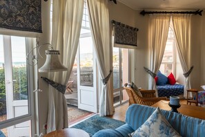 Apartamento | Sala de estar | TV de ecrã plano