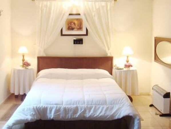 Quarto casal, suíte | Frigobar, Wi-Fi de cortesia, roupa de cama