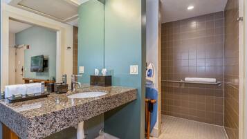 Quarto Standard, 1 cama queen-size (Lean On-Site Support) | Casa de banho | Um polibã, artigos de higiene pessoal grátis, um secador de cabelo