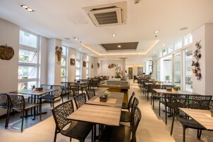 2 restaurantes, café da manhã, culinária internacional