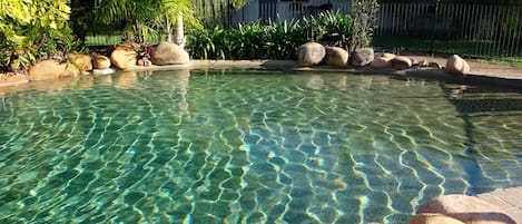 Piscina externa, funciona das 7h às 21h, espreguiçadeiras