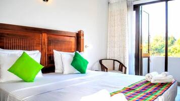 Minibar, cofre no quarto, secretária